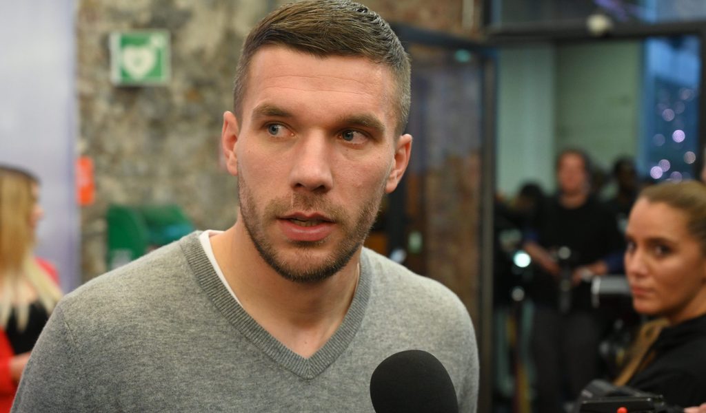 Dfb Podolski Warnt Und Ist Dennoch Zuversichtlich Mopo