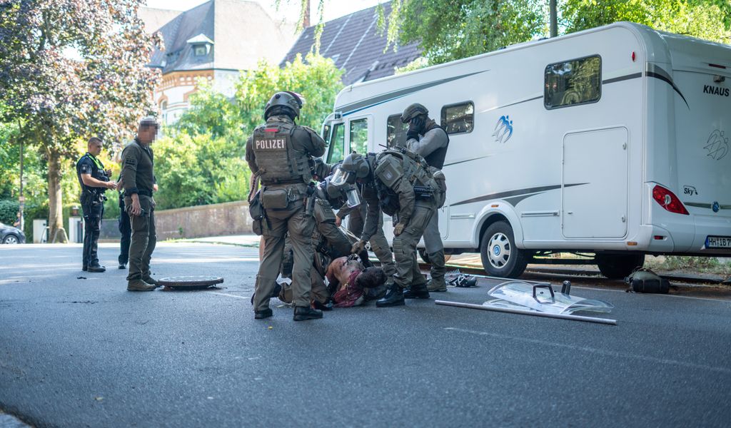 Hamburg Messermann Flieht In Gully Sek Muss Hinterher Mopo 