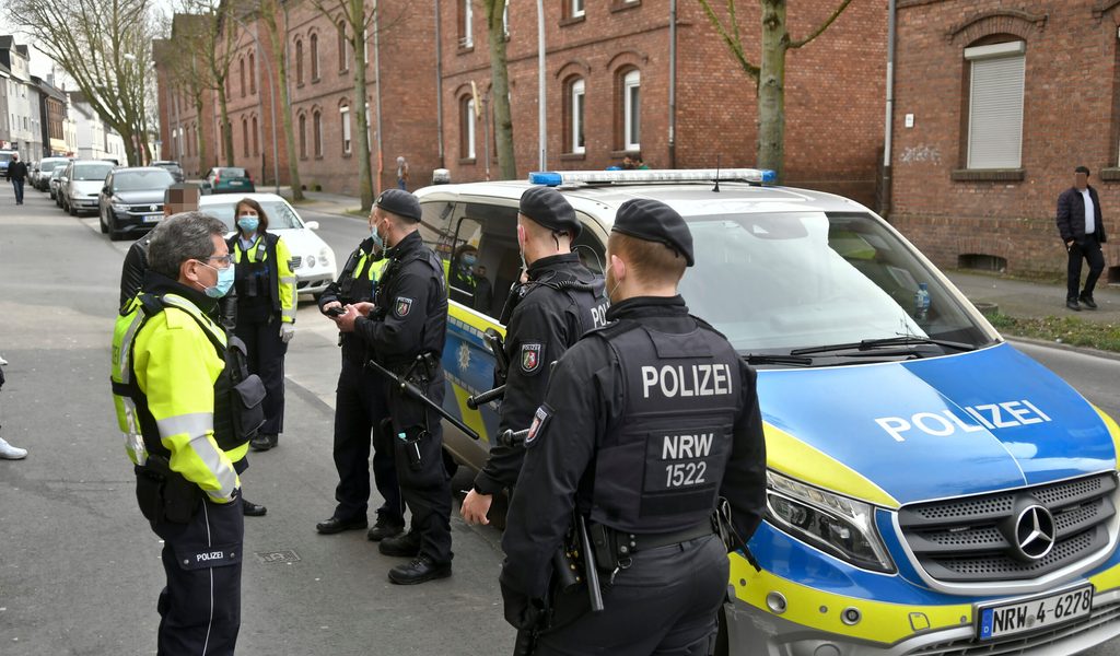 Nach Attacken Auf Schalke Polizei Führt Große Razzia Gegen Fußballfans Durch Mopo