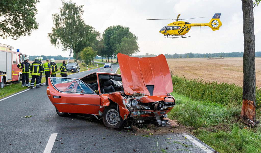 Oldtimer Fahrer Bei Unfall Schwer Verletzt Mopo