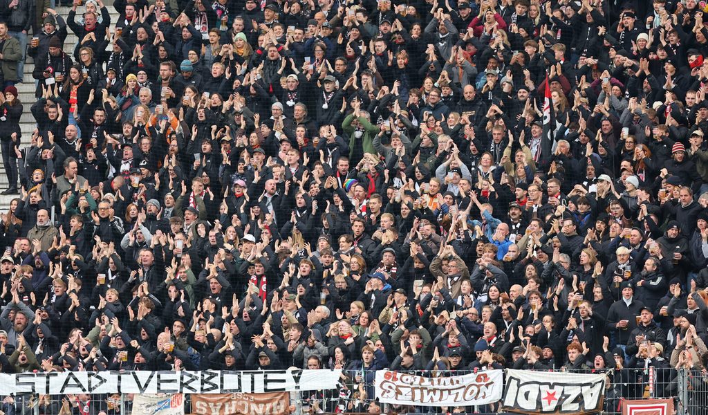 „Nicht hinnehmbar“: St. Paulis Blessin verurteilt Fan-Randale | MOPO