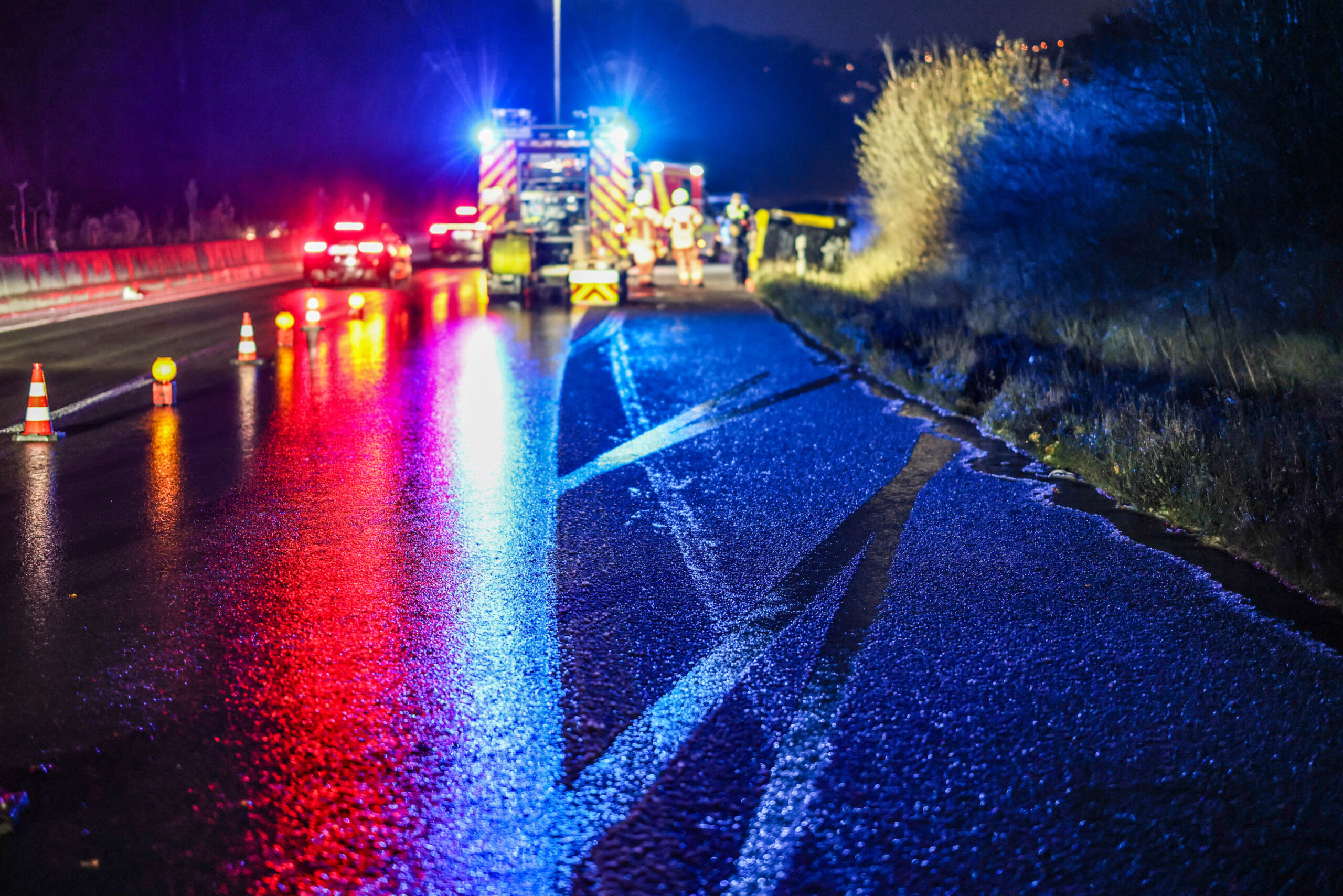 Plötzlich Glatteis! Schwerer Unfall auf der Autobahn – Einsätze in der ...