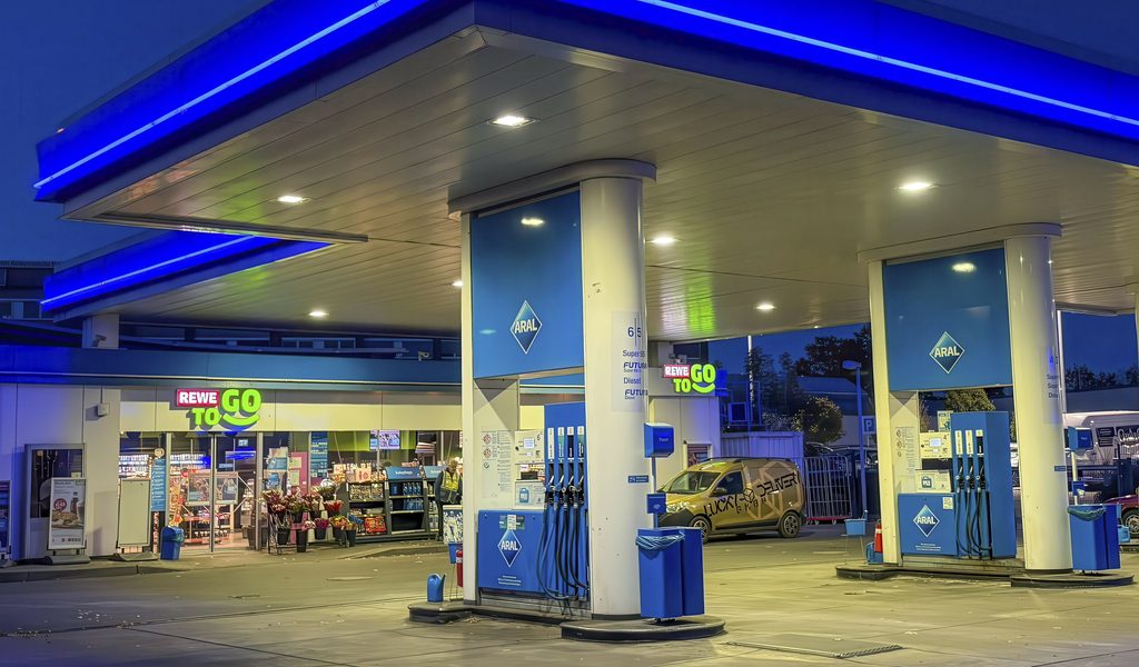 Winsen: BMW rutscht auf glatter Straße, rammt Tanke und flieht | MOPO