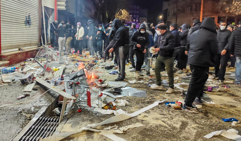 Brennende Fahrzeuge und Tränengas: Proteste im Iran | MOPO