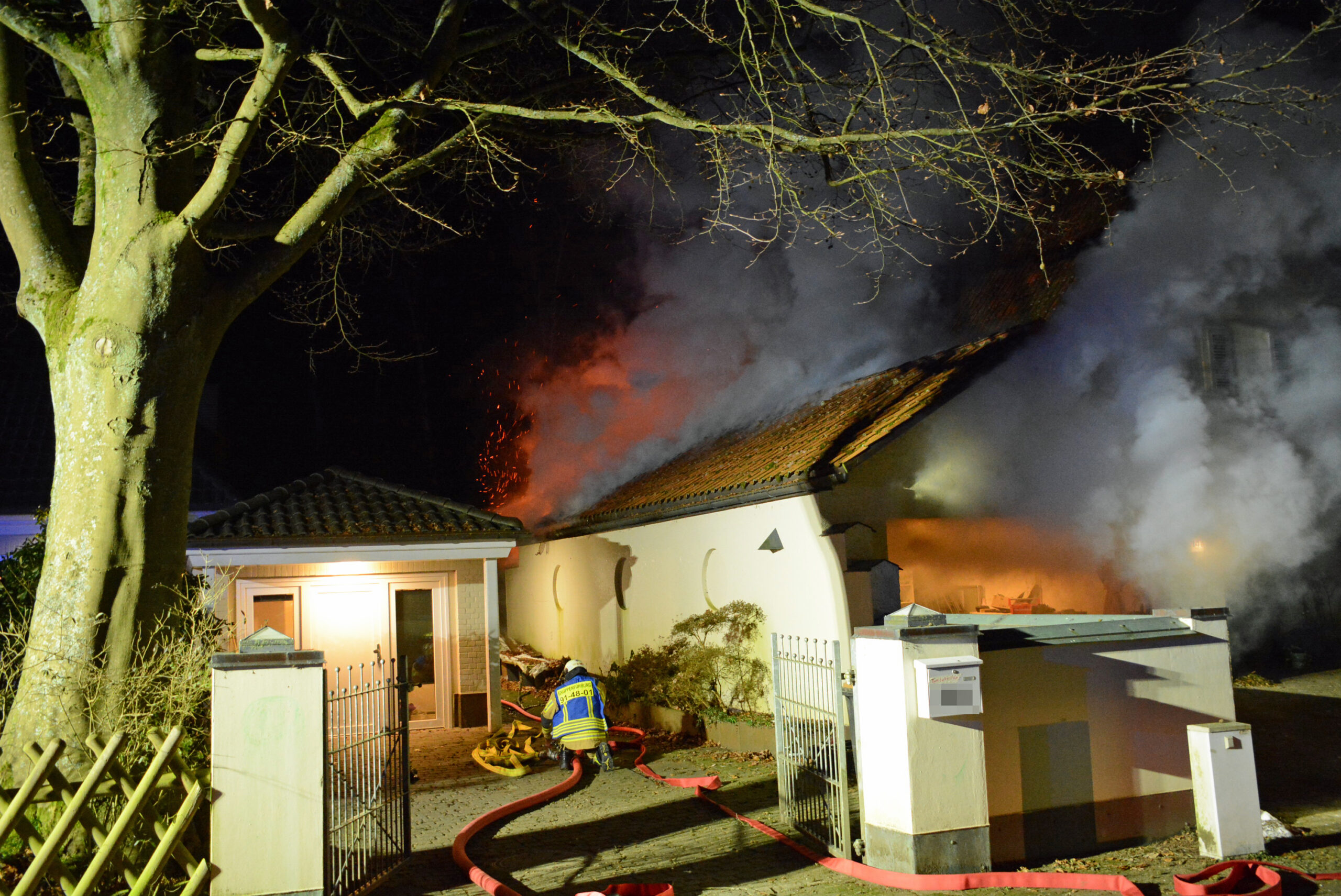 Wohnhäuser brennen lichterloh: Großeinsätze bei Hamburg | MOPO