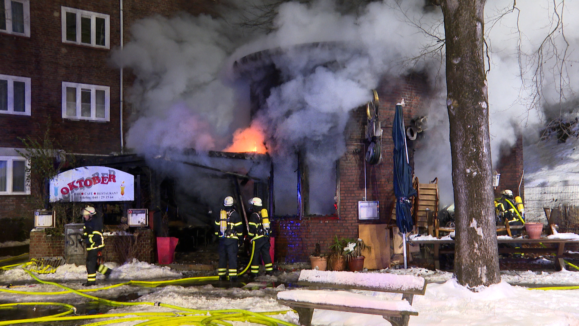 Restaurant „Oktober“ in Barmbek brennt – Wohnungen geräumt | MOPO