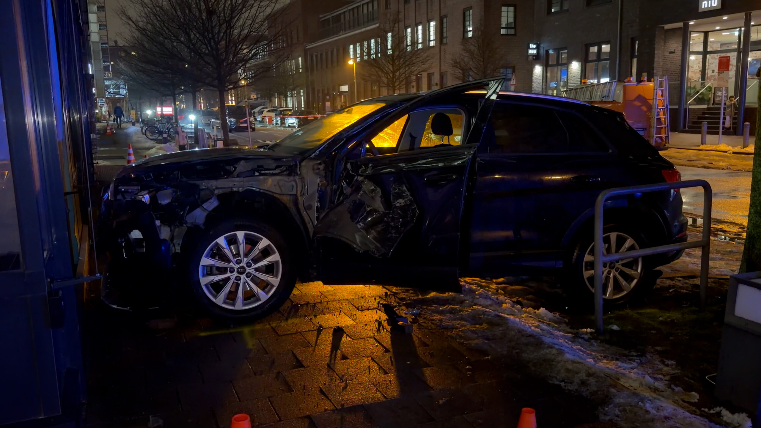 SUV-Fahrerin verursacht Unfall in Eppendorf – Auto prallt in Wand | MOPO