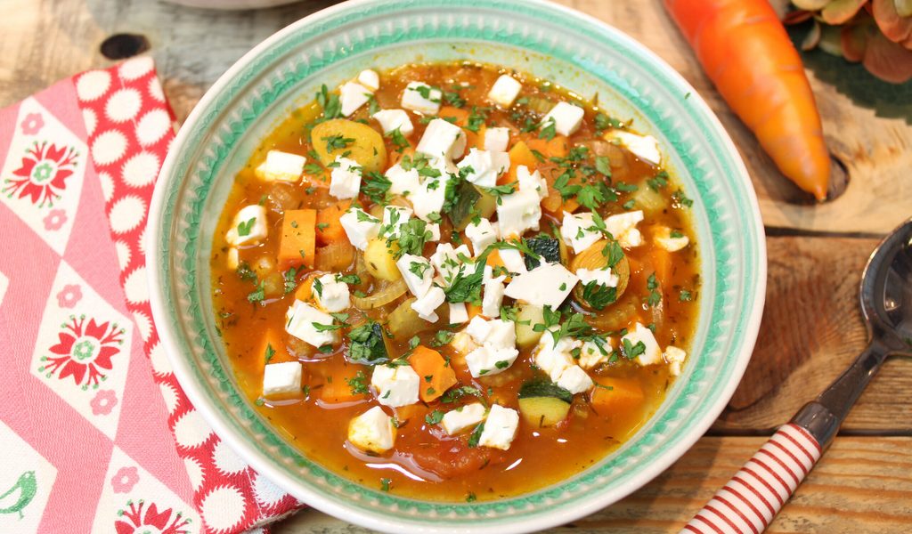 Gemüsesuppe mit Feta: Griechisches Rezept einfach erklärt | MOPO