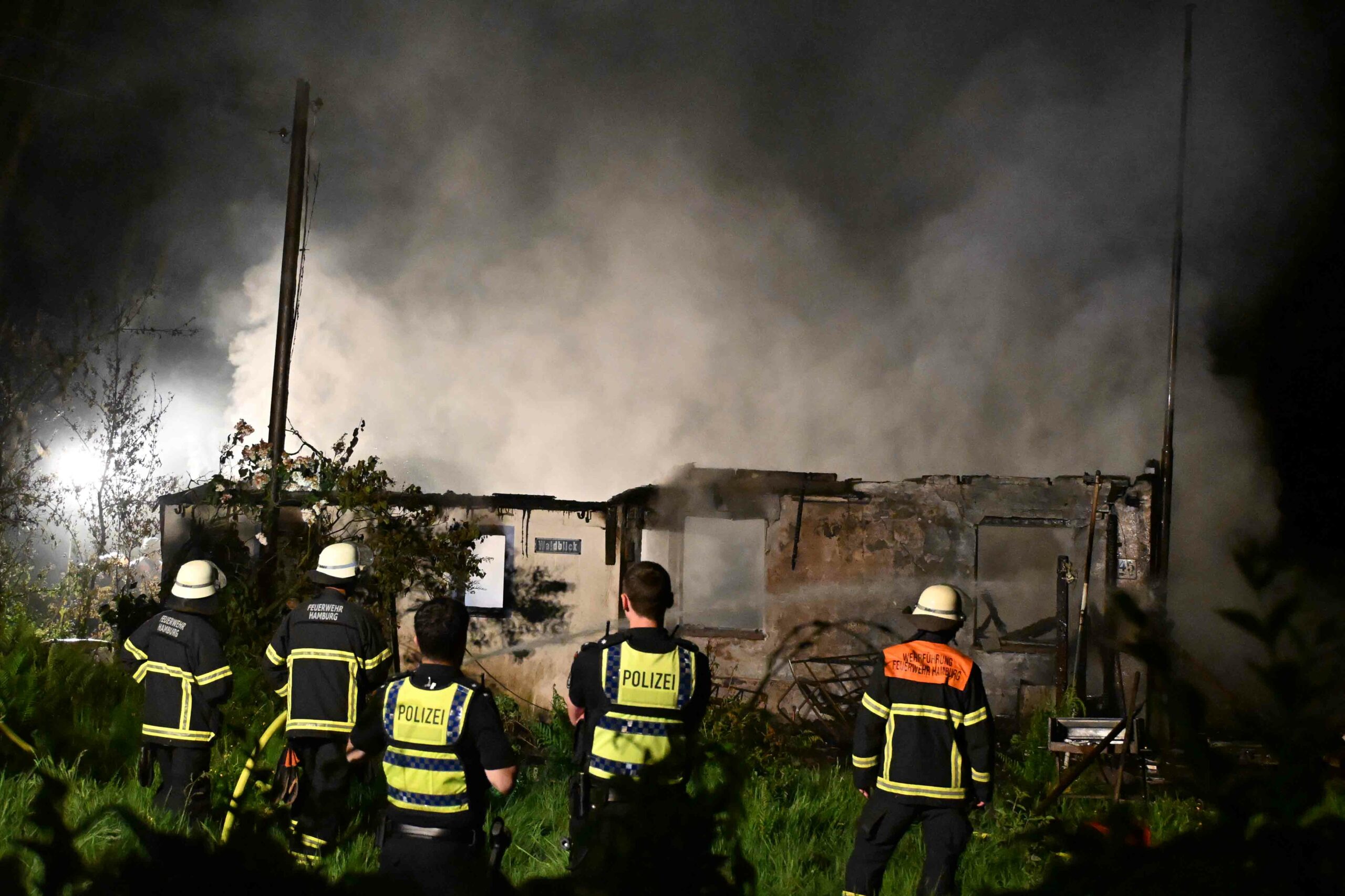 Vereinsheim brennt – Rauchwolke über Wilhelmsburg | MOPO