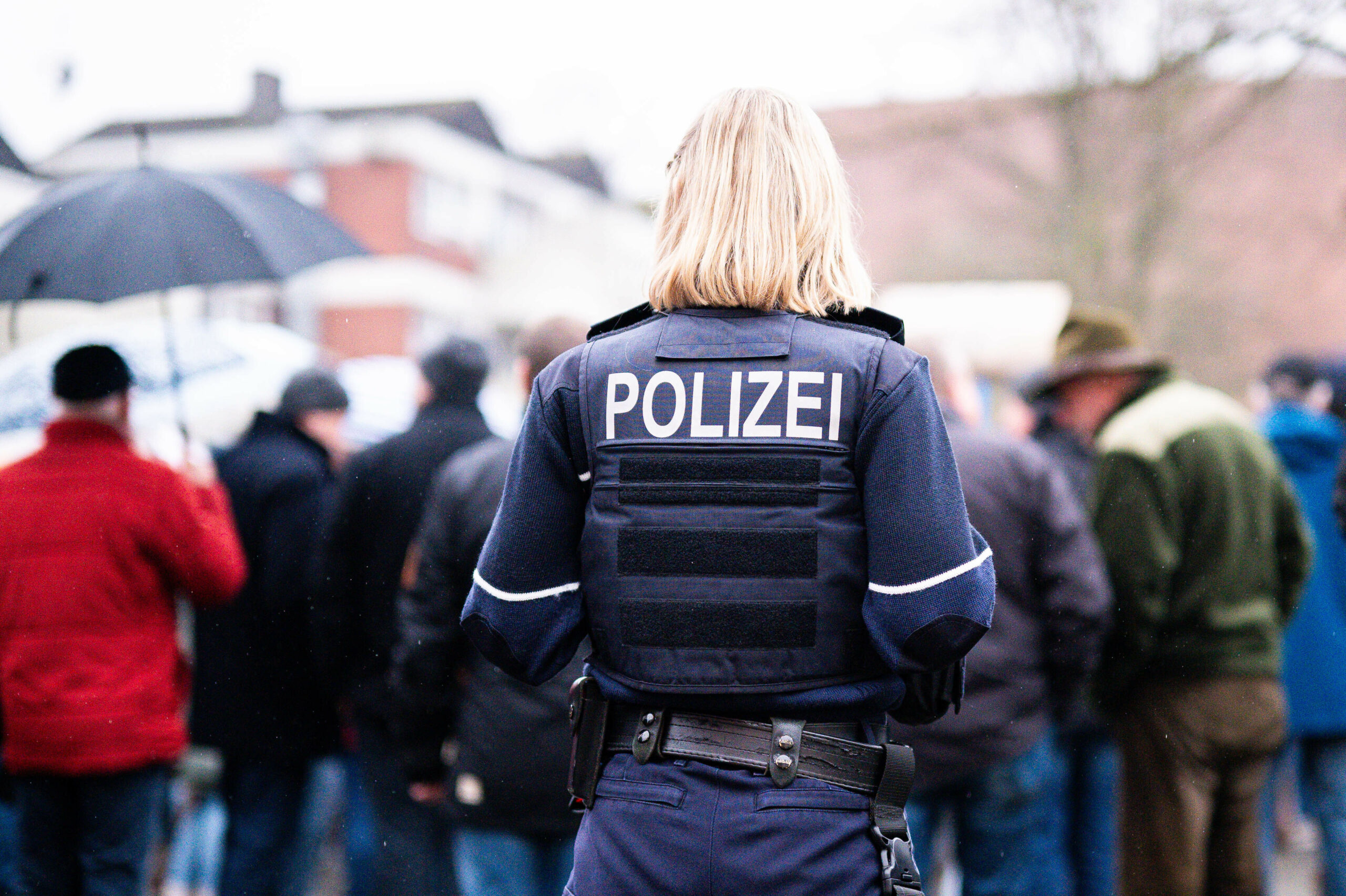 Gericht: Polizistin soll Drogen asservieren – aber behält das LSD | MOPO