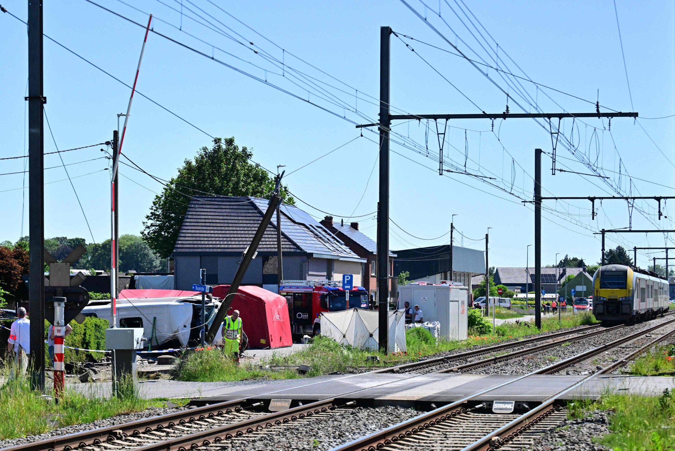 Zug kracht in Schulbus: mehrere Tote! | MOPO