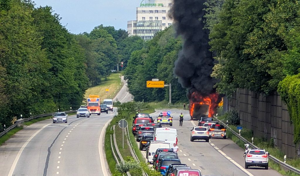 Fahrzeug in Flammen – B5 in Hamburg gesperrt | MOPO