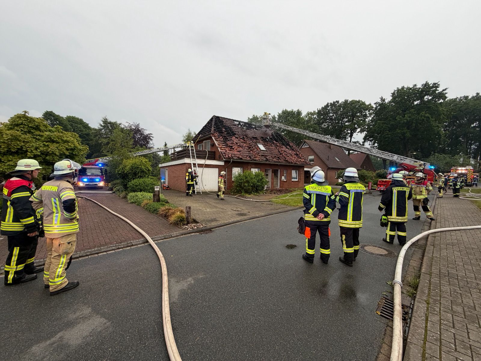 Dach brennt – Großeinsatz der feuerwehr im Norden | MOPO