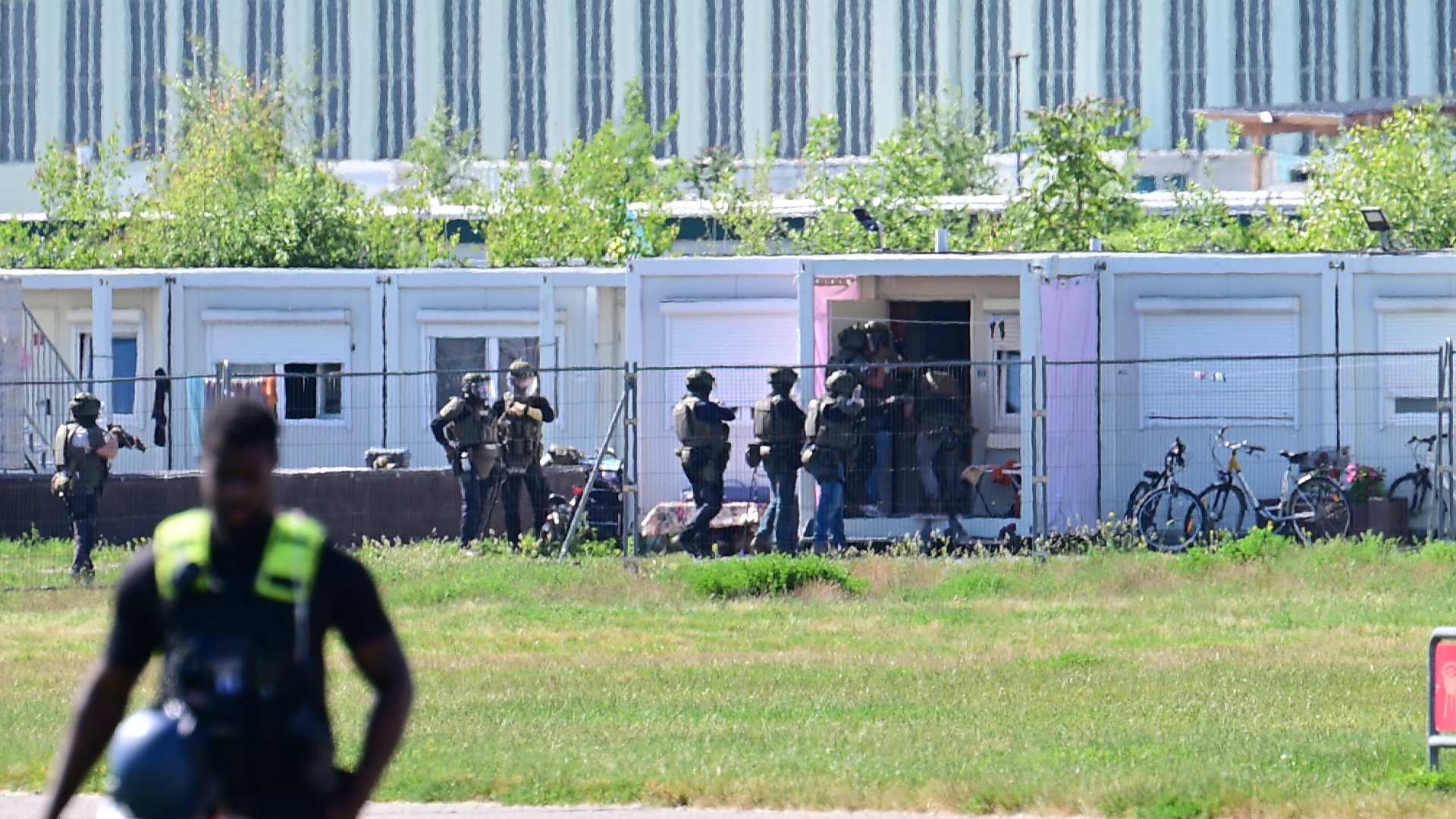 Großalarm auf Tempelhofer Feld - Suche nach Bewaffnetem | MOPO