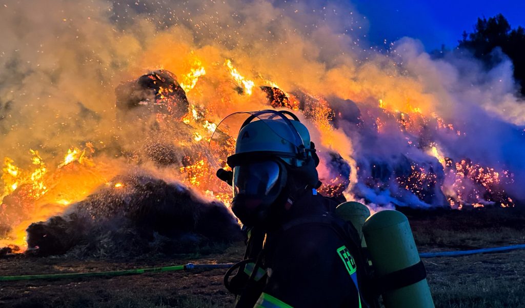 Nottensdorf: Mehr als 100 Strohballen in Flammen | MOPO
